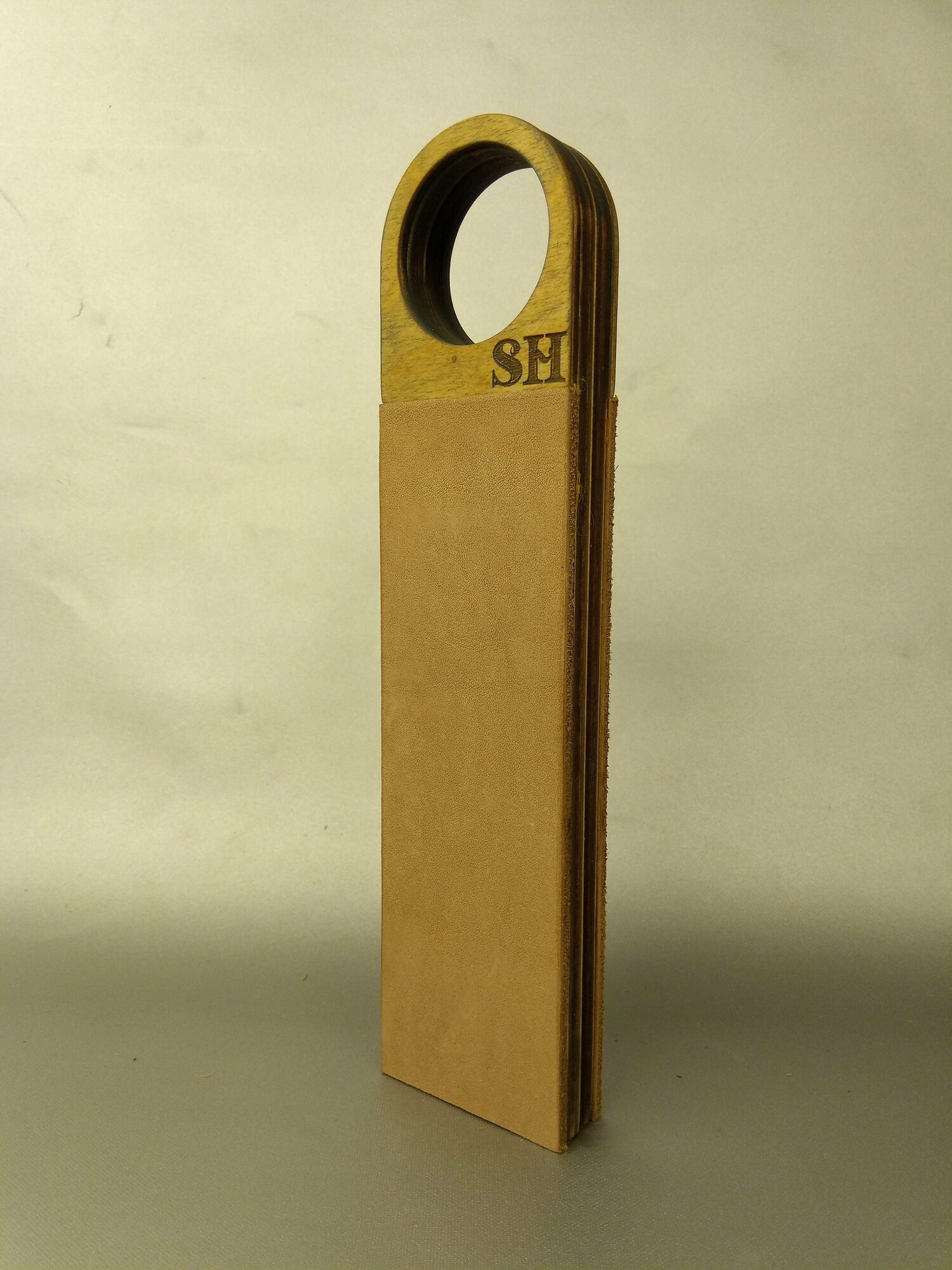 Б-008 Компактный брусок для правки - доводки опасных бритв, ножей, режущего инструмента профессионалов. (кожа 3 - 3.2 мм. натуральный)