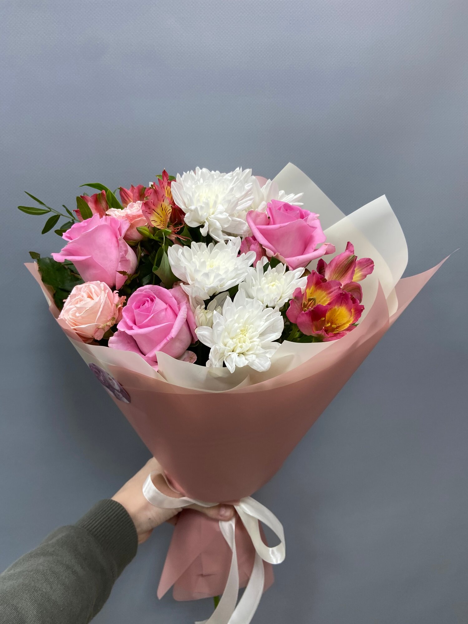 Букет "Хит 25", розы, хризантемы, альстромерии, кустовые, пионовидные