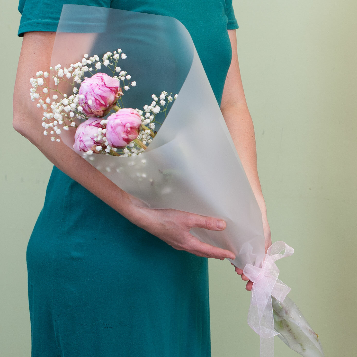 Букет "Розовый огонёк", из пионов, гипсофилы, сборный, 3 цветка, высота 50 см