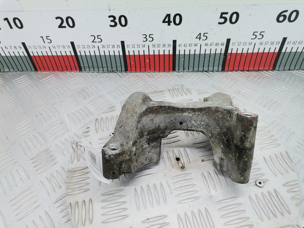 Кронштейн (крепление лапа) двигателя Ford Focus 2 1465151 арт. 1796492