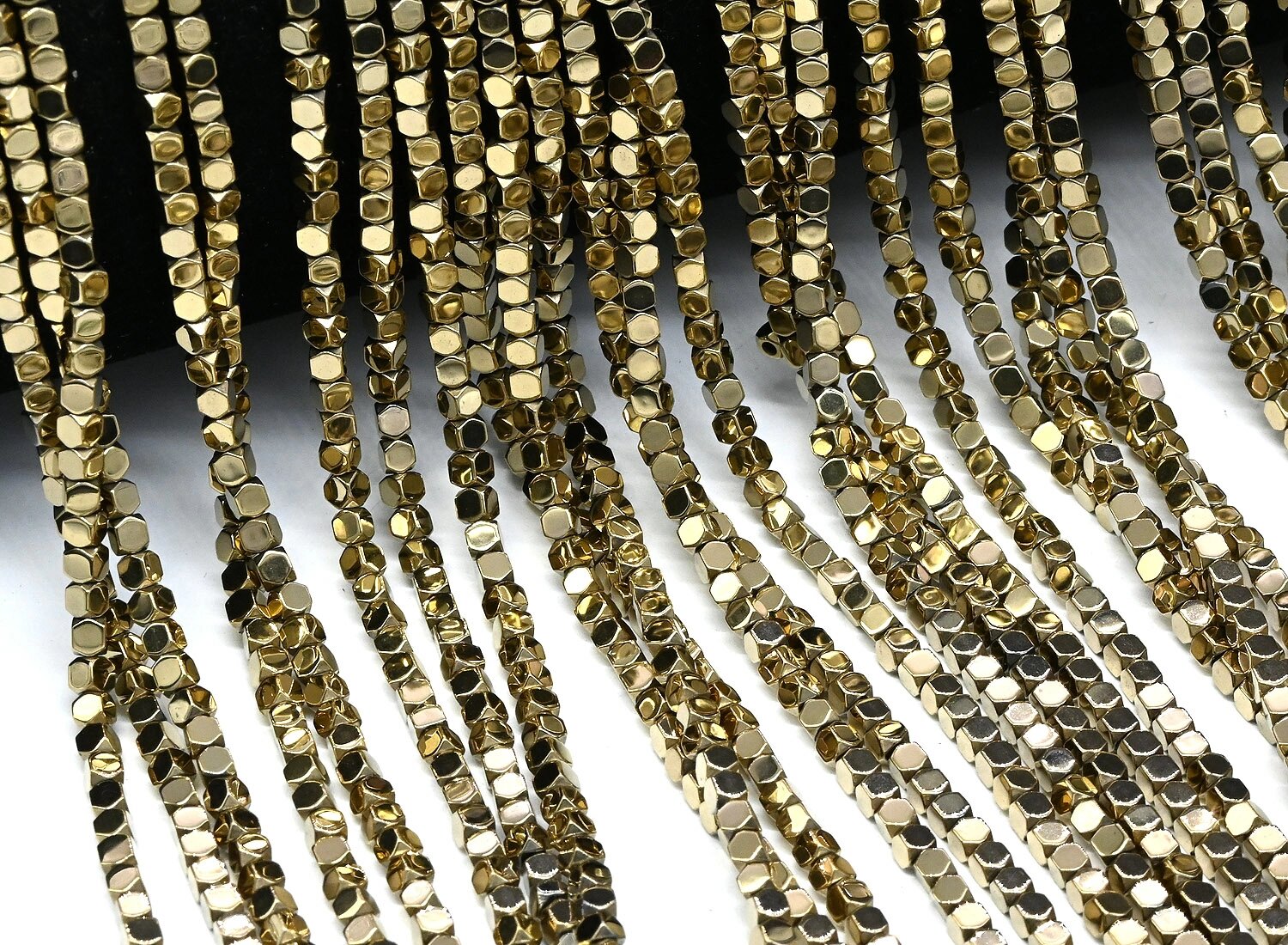 Бусины из гематита кубик 2мм цв. бронзовый, 40см, 170 бусин .