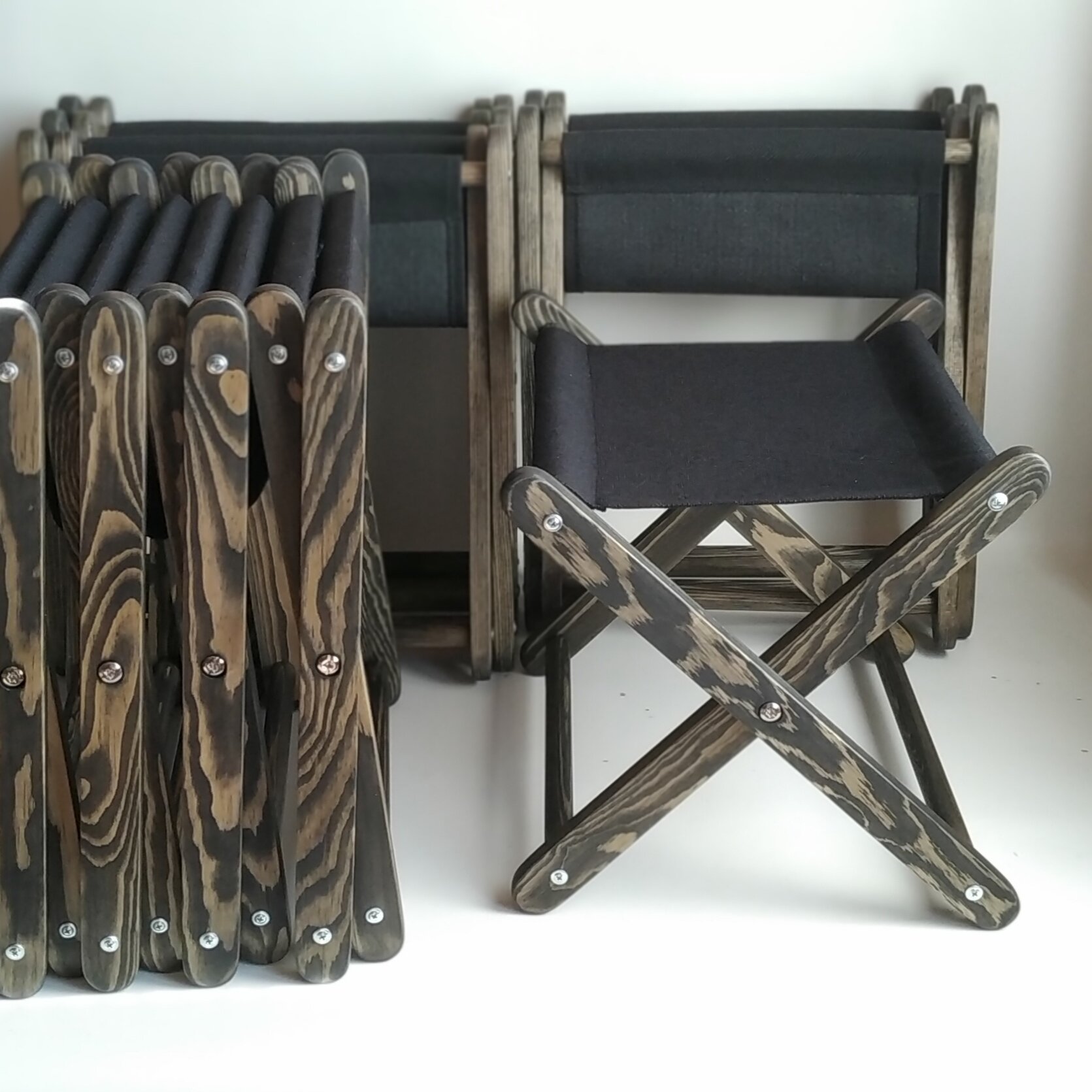 Подставка для сумок из чёрной рогожки с деревянной основой венге