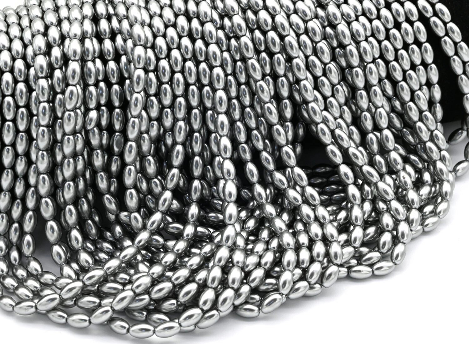 Бусины из майорки рис 4*7мм цв. серебро, 41см, 60 бусин .