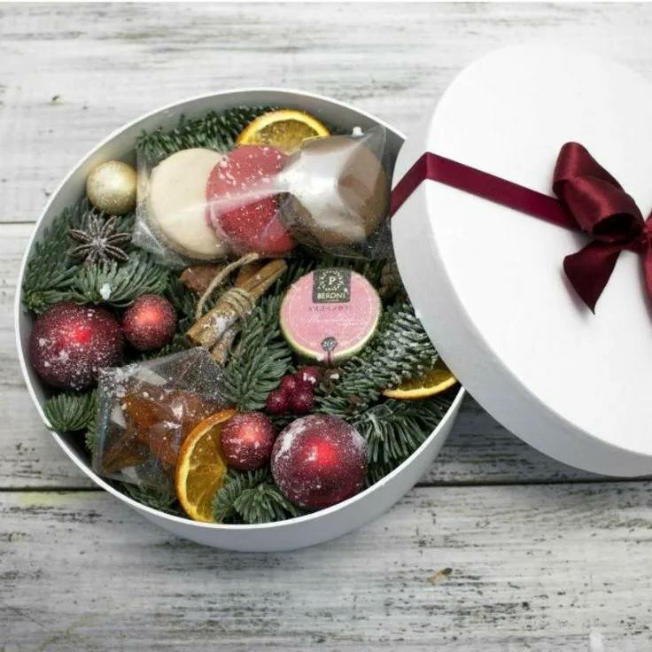 Сладкий зимний подарок, коробка с французскими пирожными макаронс, нобилис и мёдом