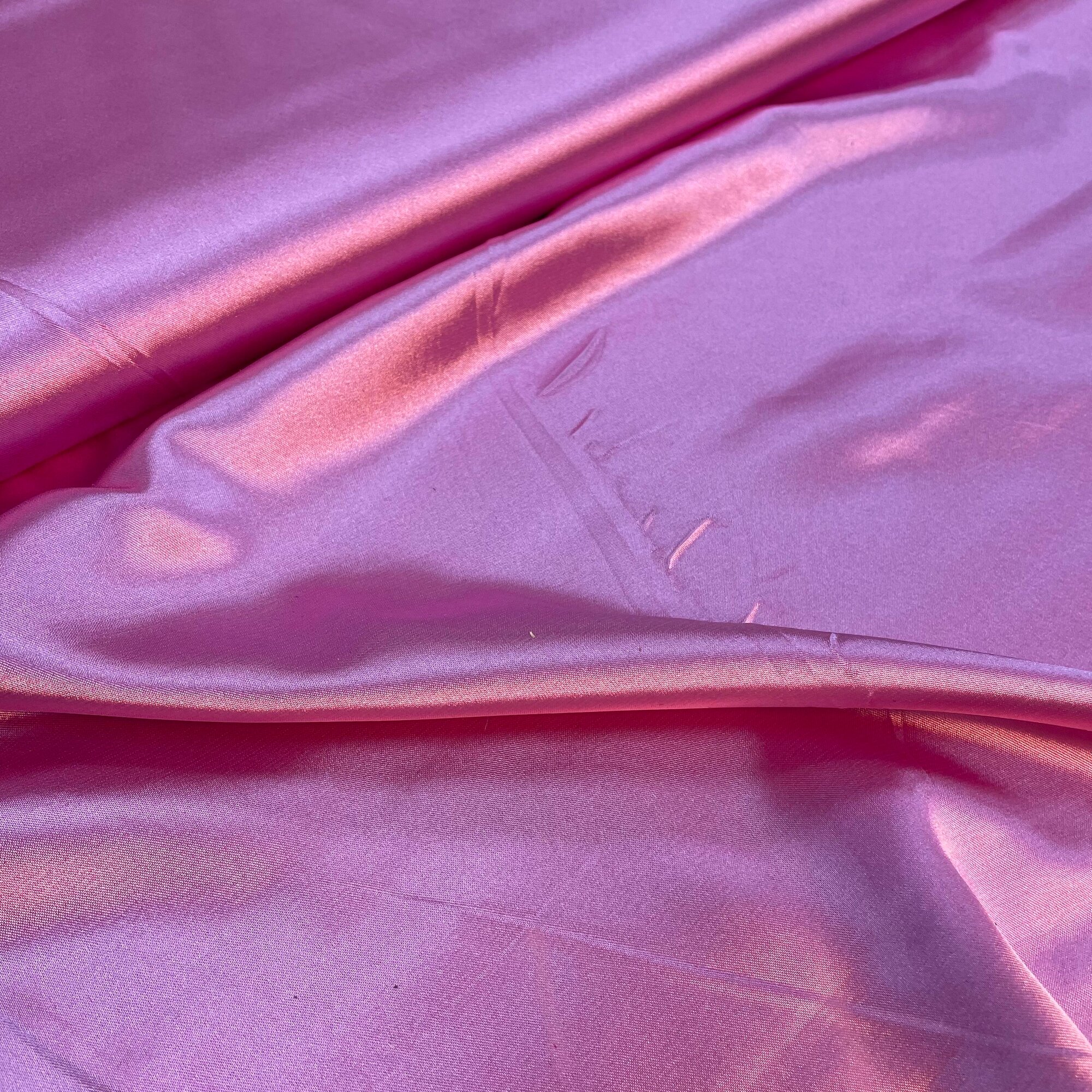 Ткань для шитья Атлас стрейч ярко-розовый , п/э -97%, 3 % эл.1,0 м х 145 см