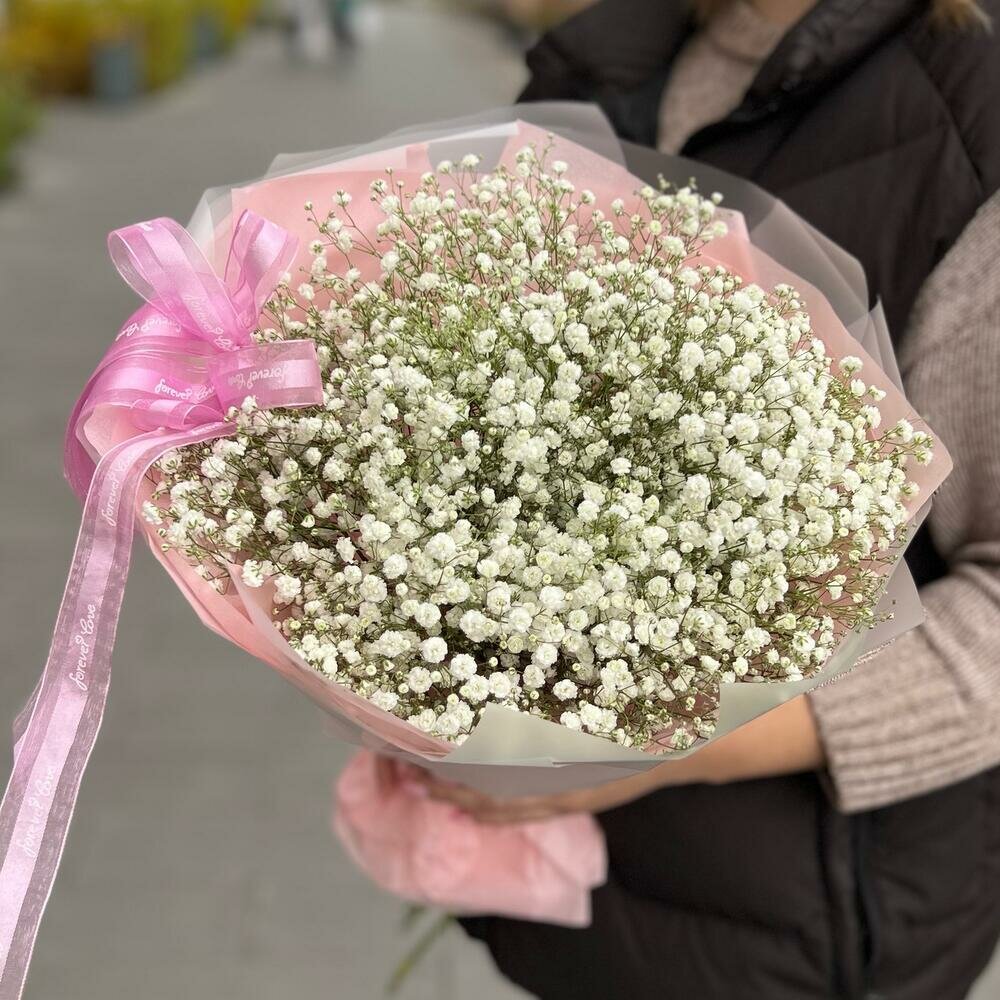 Круглый букет из белых гипсофил в розовой упаковке с бантом, Plaza Flowers