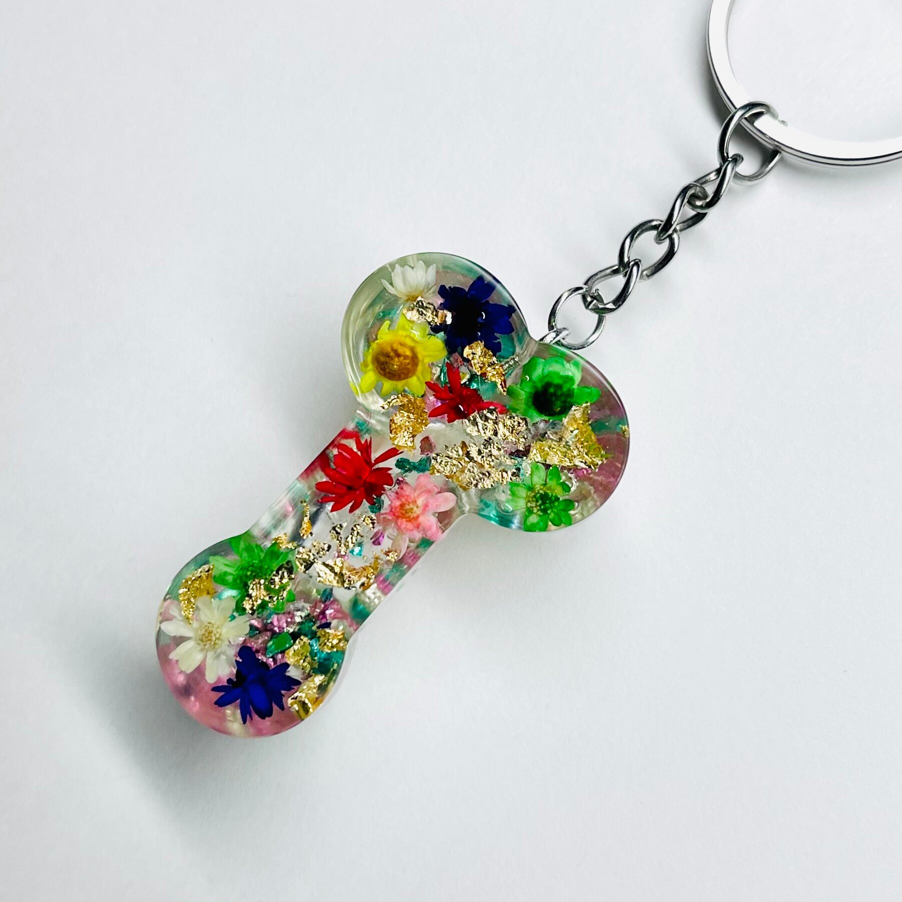 Креативный брелок в форме пениса, инкрустированный сухоцветами, декоративными камнями и поталью EVTUSHENKO ART.