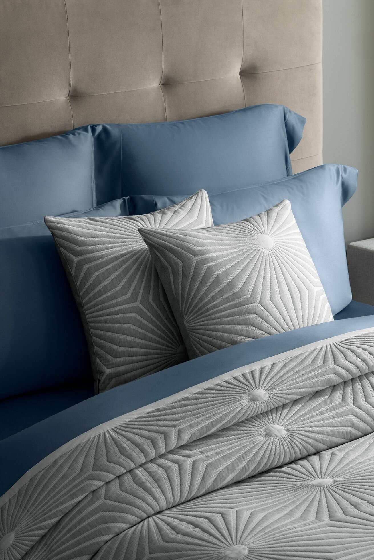 Декоративная подушка Togas "Эрсон", 50х50 см, гипоаллергенная, серый