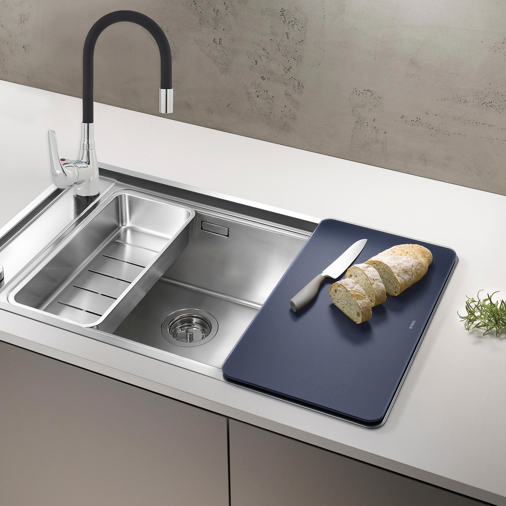 Смеситель ARCO кухня 40 мм, ручка боковая, с гайкой, гибкий излив черный