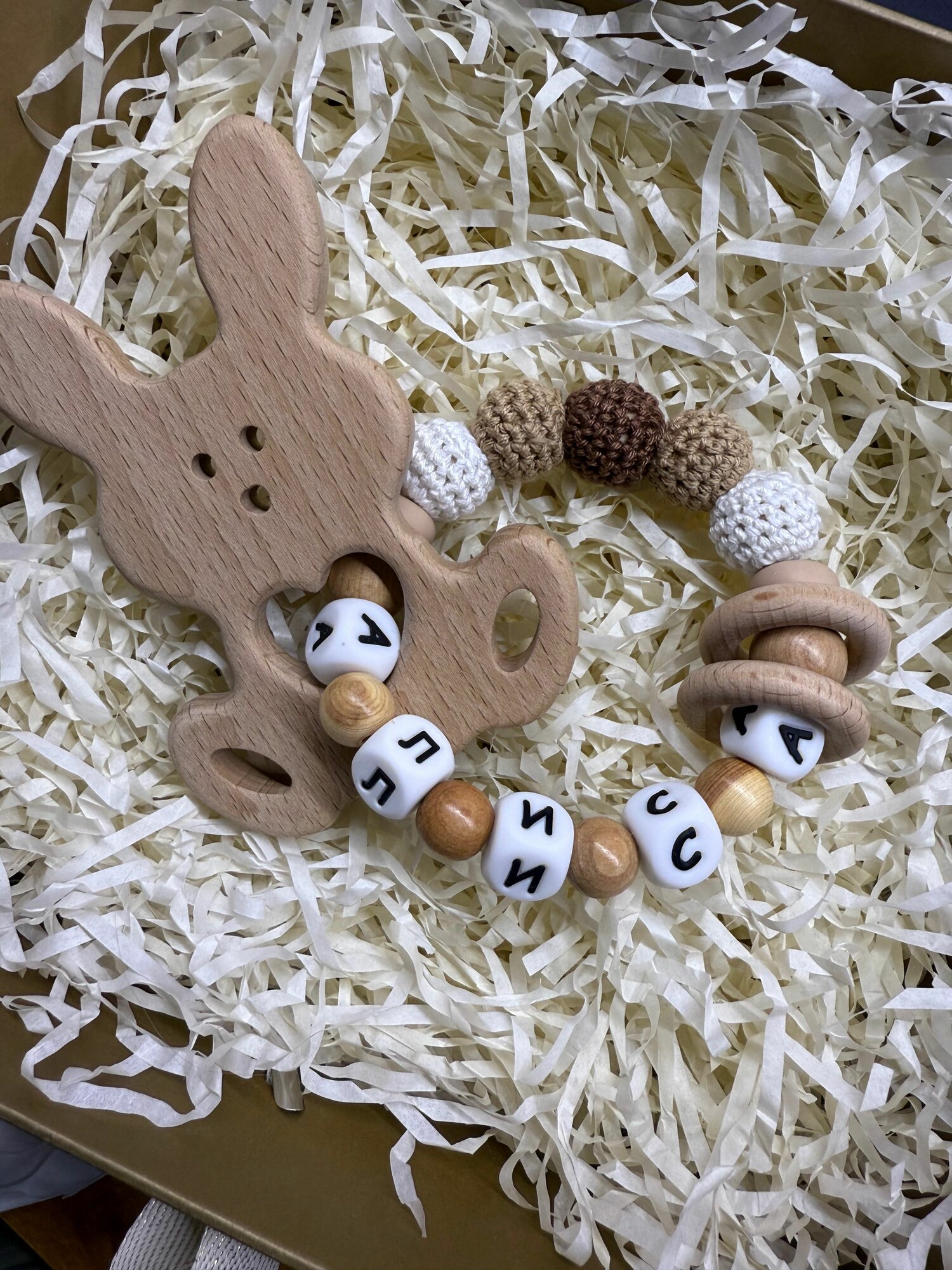 Грызунок- прорезыватель браслет Алиса из можжевельника и силикона