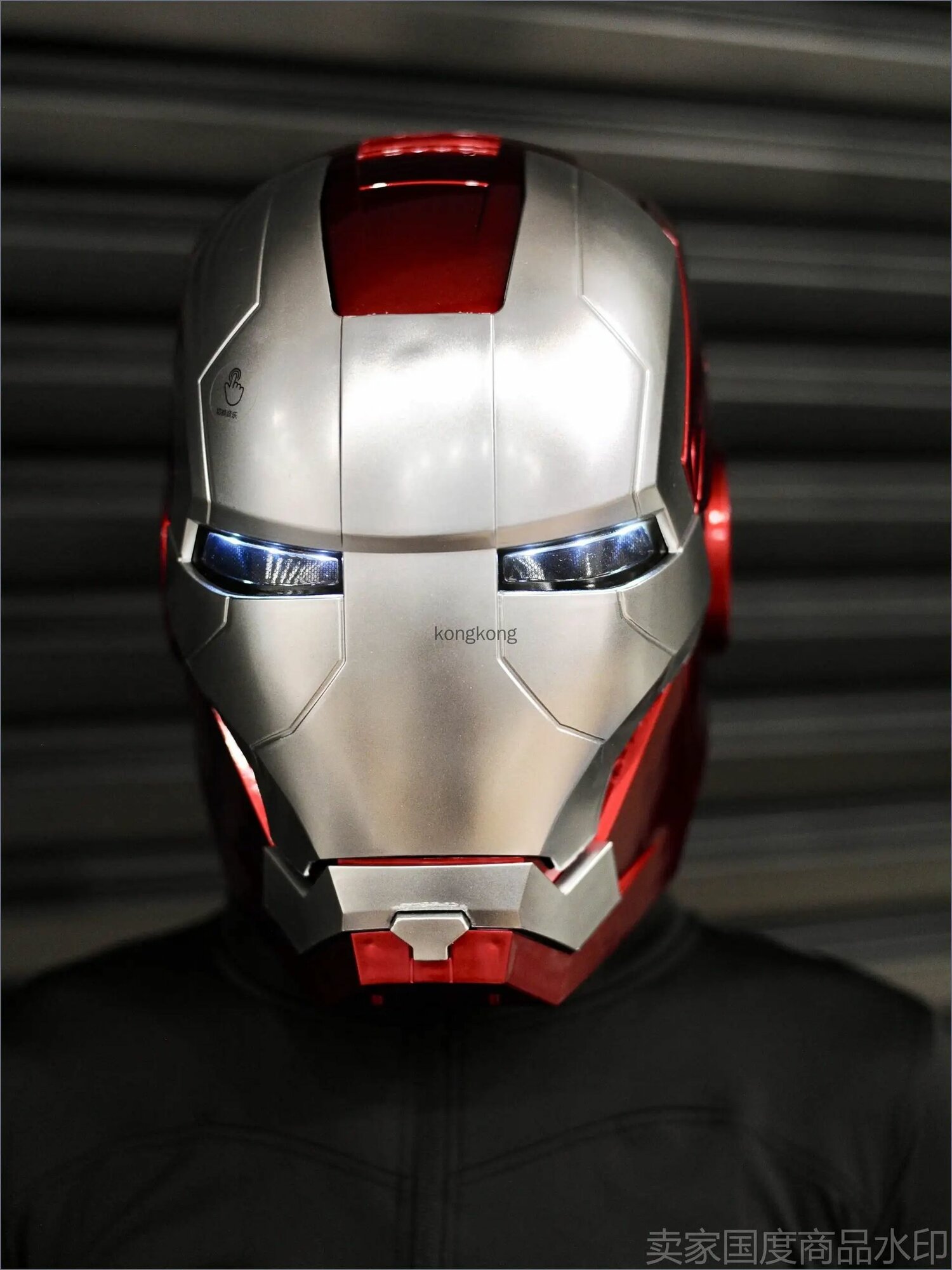Маска Шлем Железного человека серебряная Iron man со светящимися глазами и звуковым эффектом
