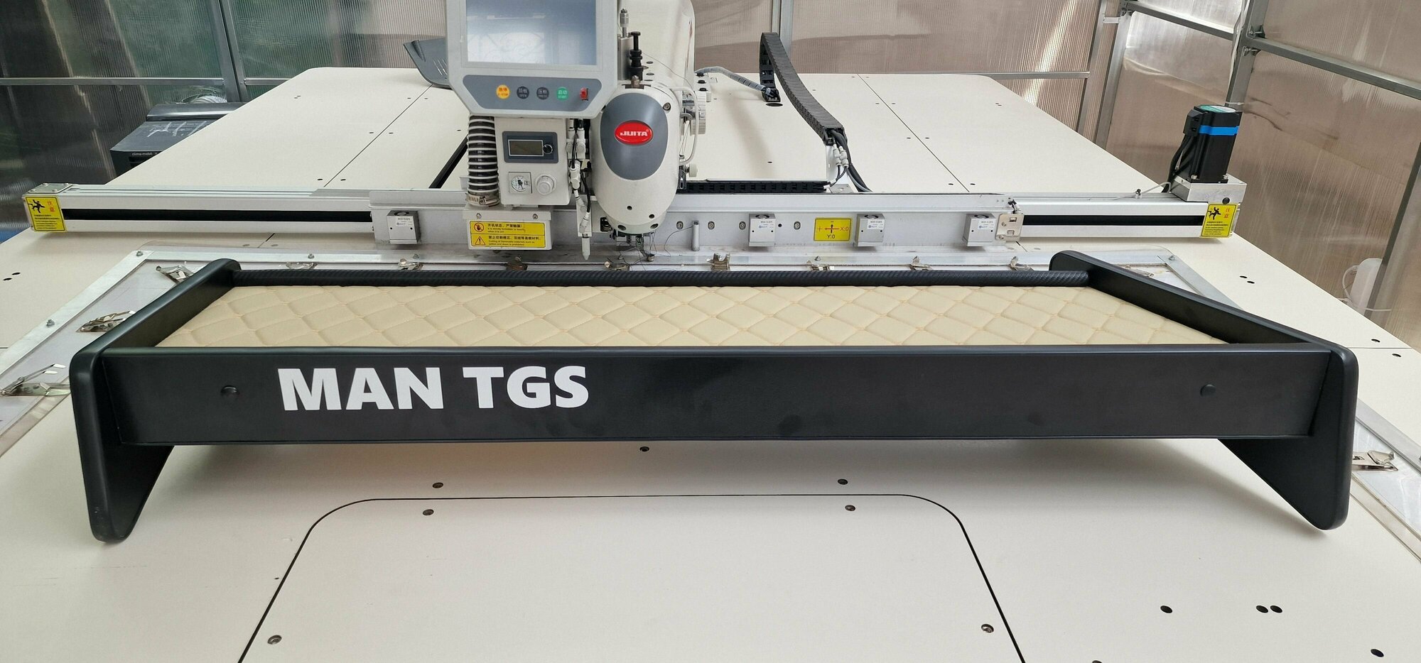 Столик автомобильный для MAN TGS (МАН ТГС) Бежевая кожа Беж ромб Чёрная труба