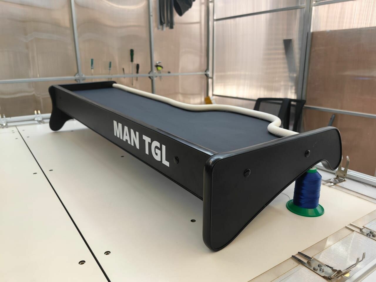 Столик автомобильный MAN TGL(МАН)черный карбон Белая труба Узкая кабина