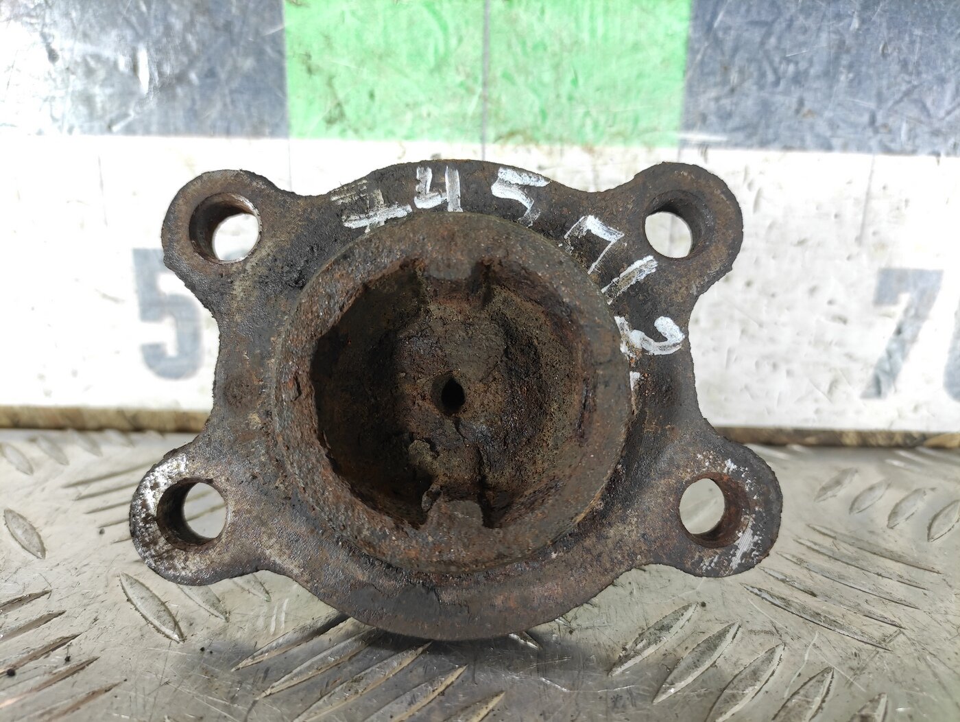 Цапфа VAZ 2114 21083104055