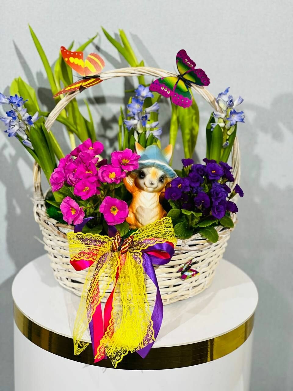 Весенние первоцветы в корзине / Подарок. Тюльпаны, гиацинт, примула