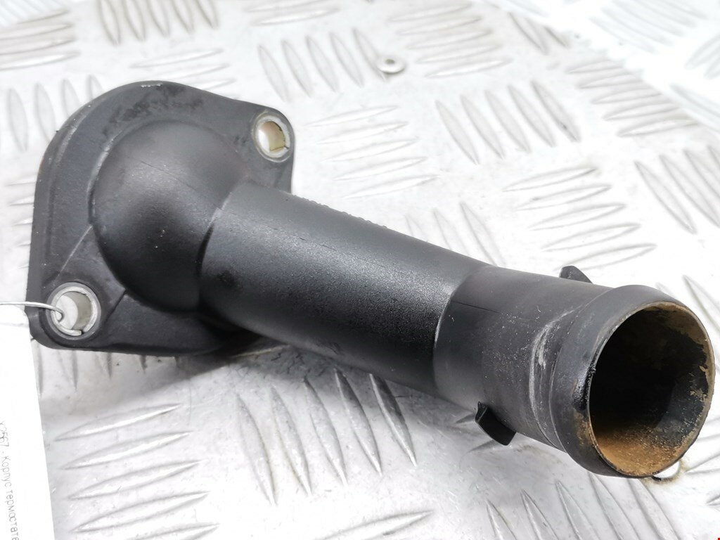 Корпус термостата Volkswagen Golf 4 038121121D арт. 1873594