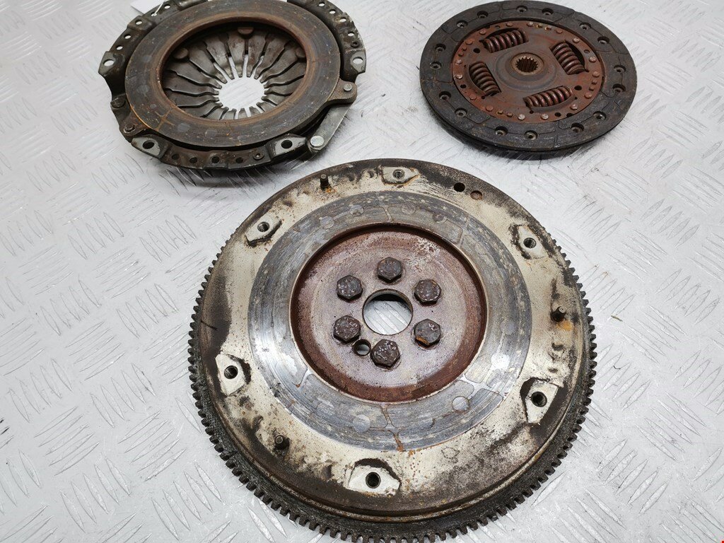 Маховик (демпфер сцепления) Mazda 2 DY C20111500 арт. 1584428