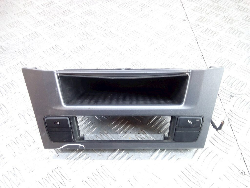 Рамка под магнитолу (под панель управления отопителем) BMW 5-Series (E60/E61) 51456988988 арт. 561695