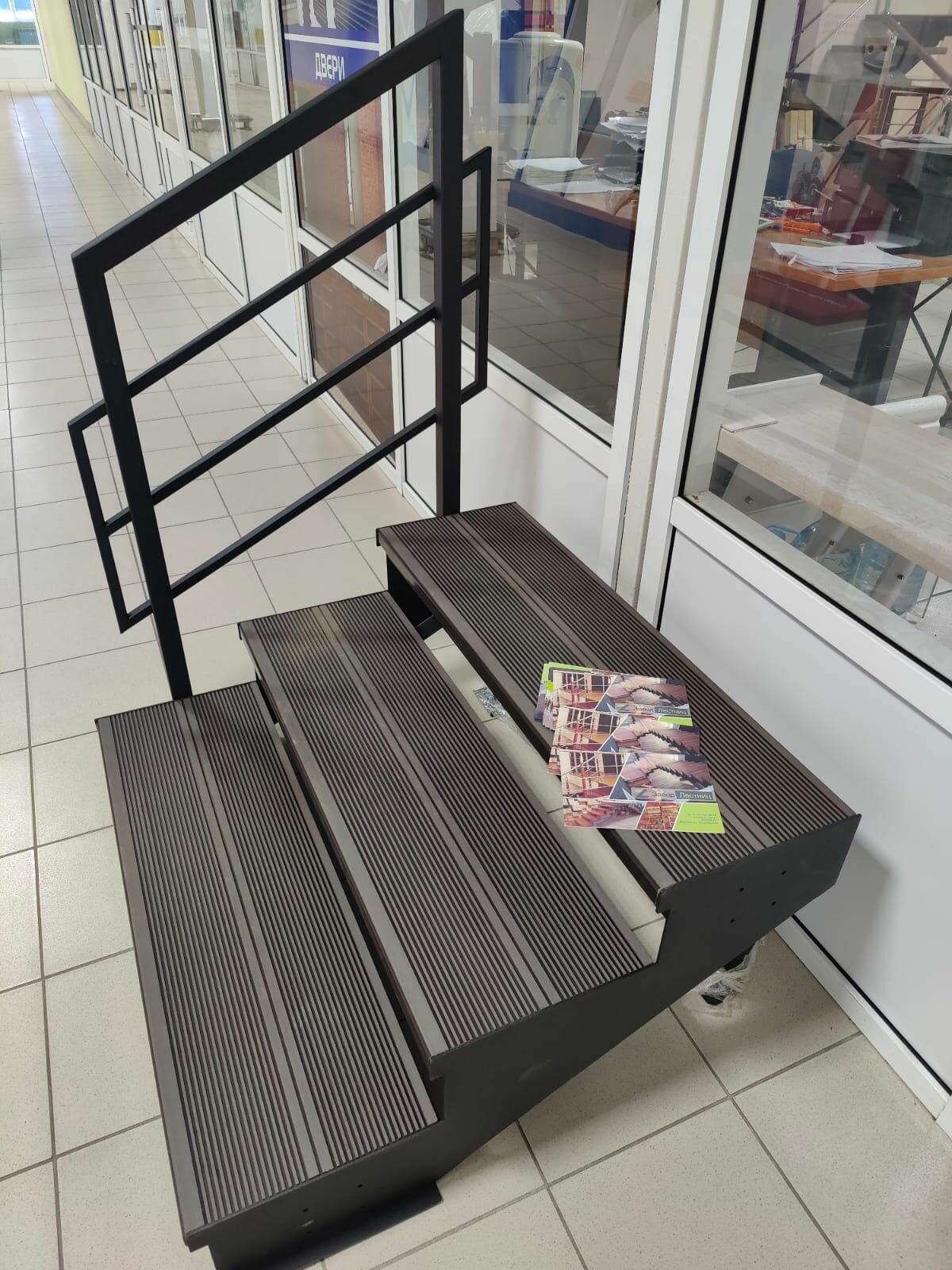 Лестница-крыльцо 3 ступени с ступенями ДПК, ограждения с одной стороны. Ширина 90см. Высота 45 см