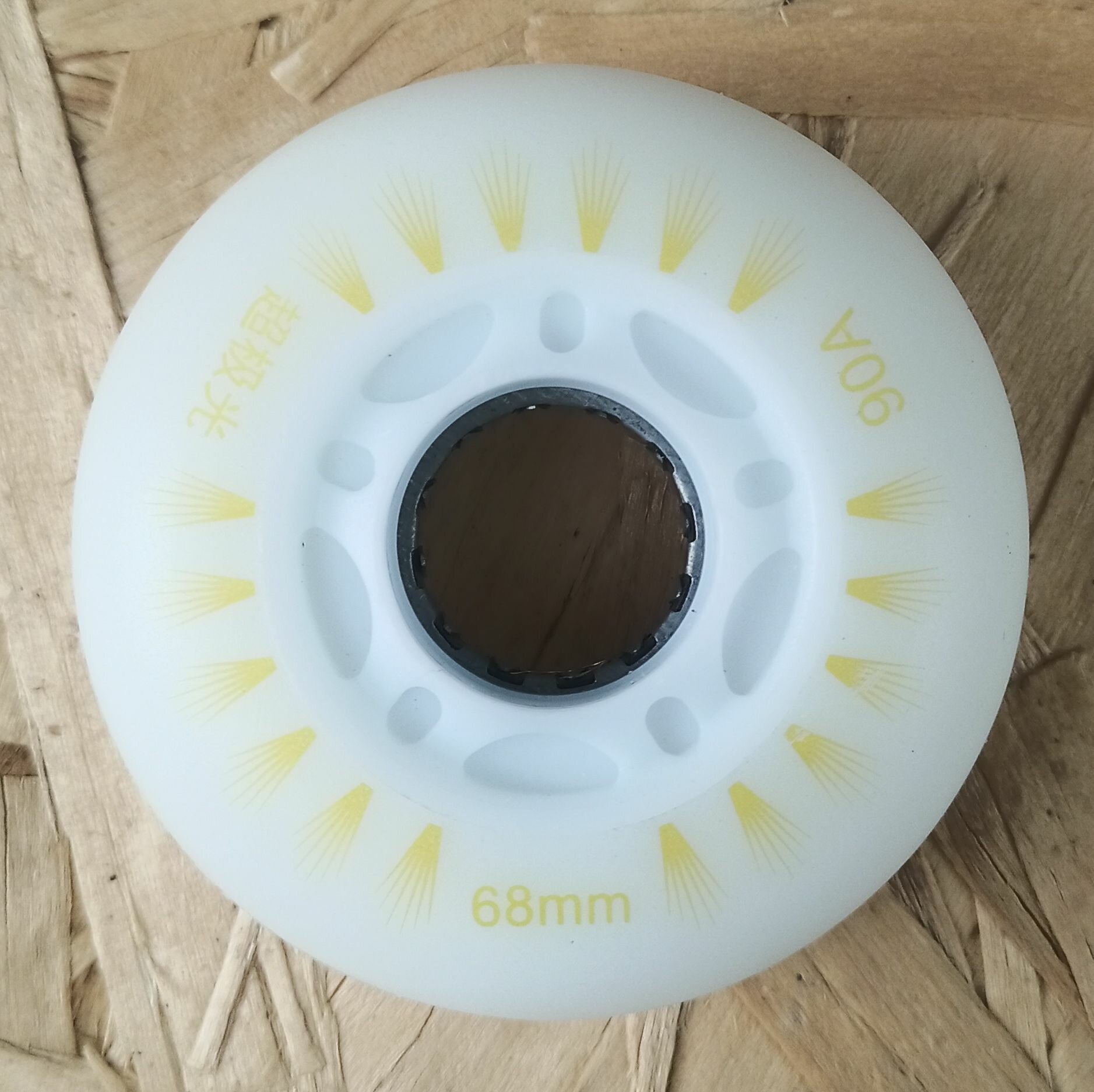 4 светящихся колес 68мм для роликов 85а. Светятся разноцветным(синий, зеленый и красный). С магнитными втулками.