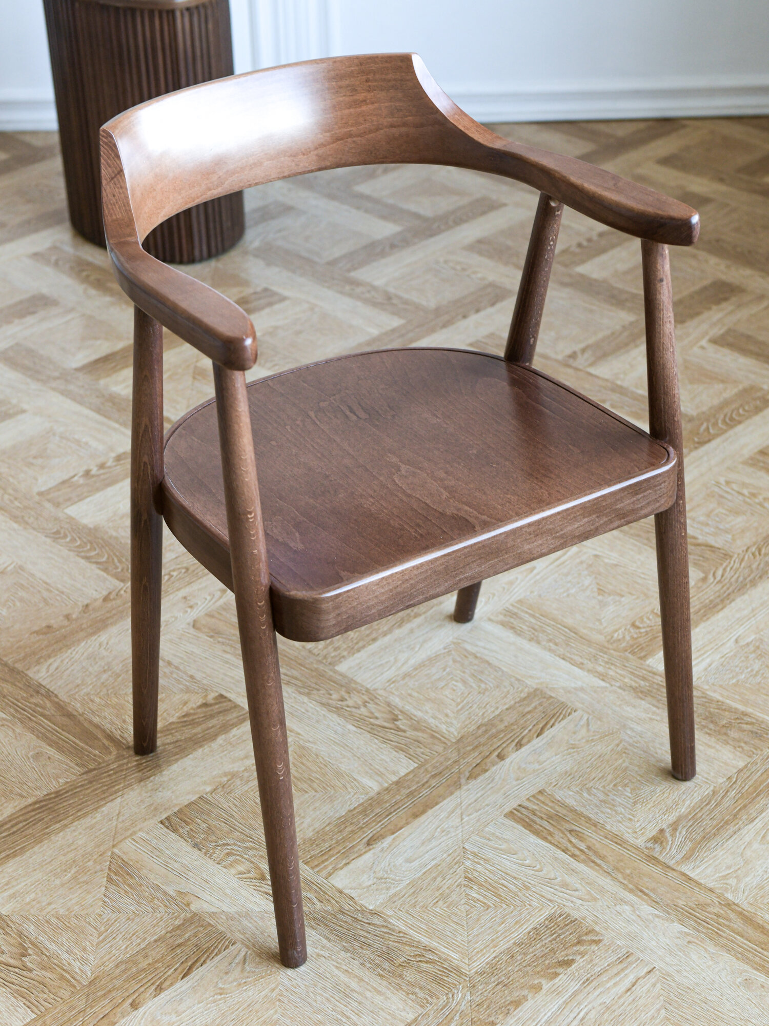 Стул кресло с подлокотниками деревянное, массив бука, цвет светлый орех