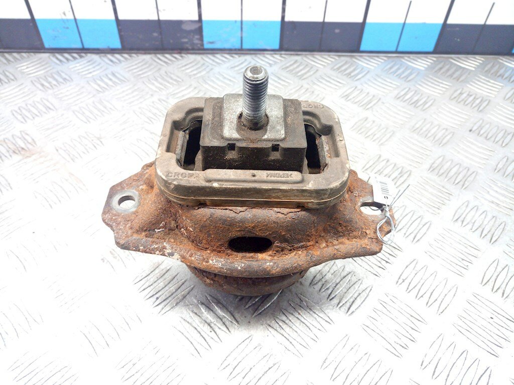 Подушка (опора) крепления двигателя Land Rover Discovery 3 KKB500760 арт. 587643