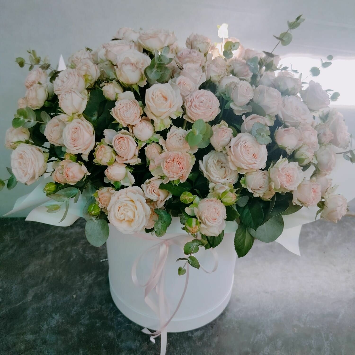 Коробка с нежными пионовидными кустовыми розами