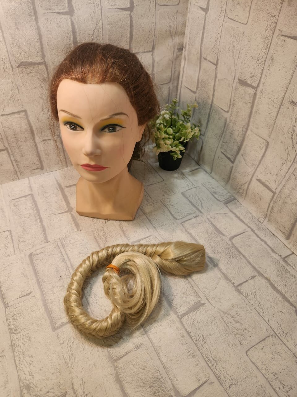 Искусственная накладка-коса от Японского бренда, имеет цвет Натуральный блонд