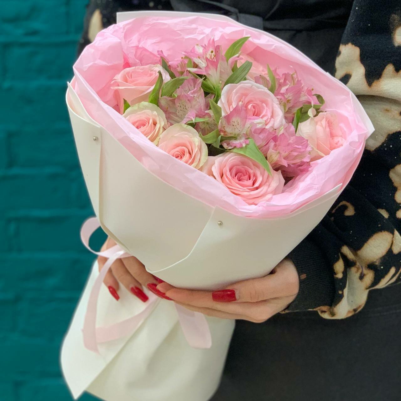 Букет из розовой розы и альстромерии