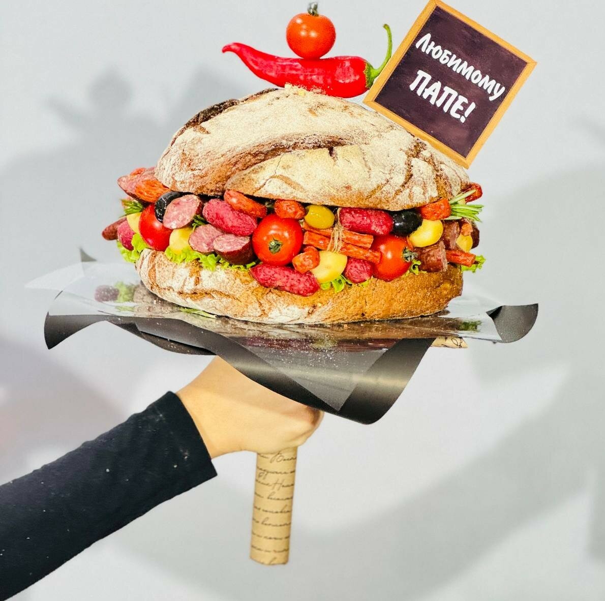 Подарок любимому папе, съедобный букет бургер, колбасный букет