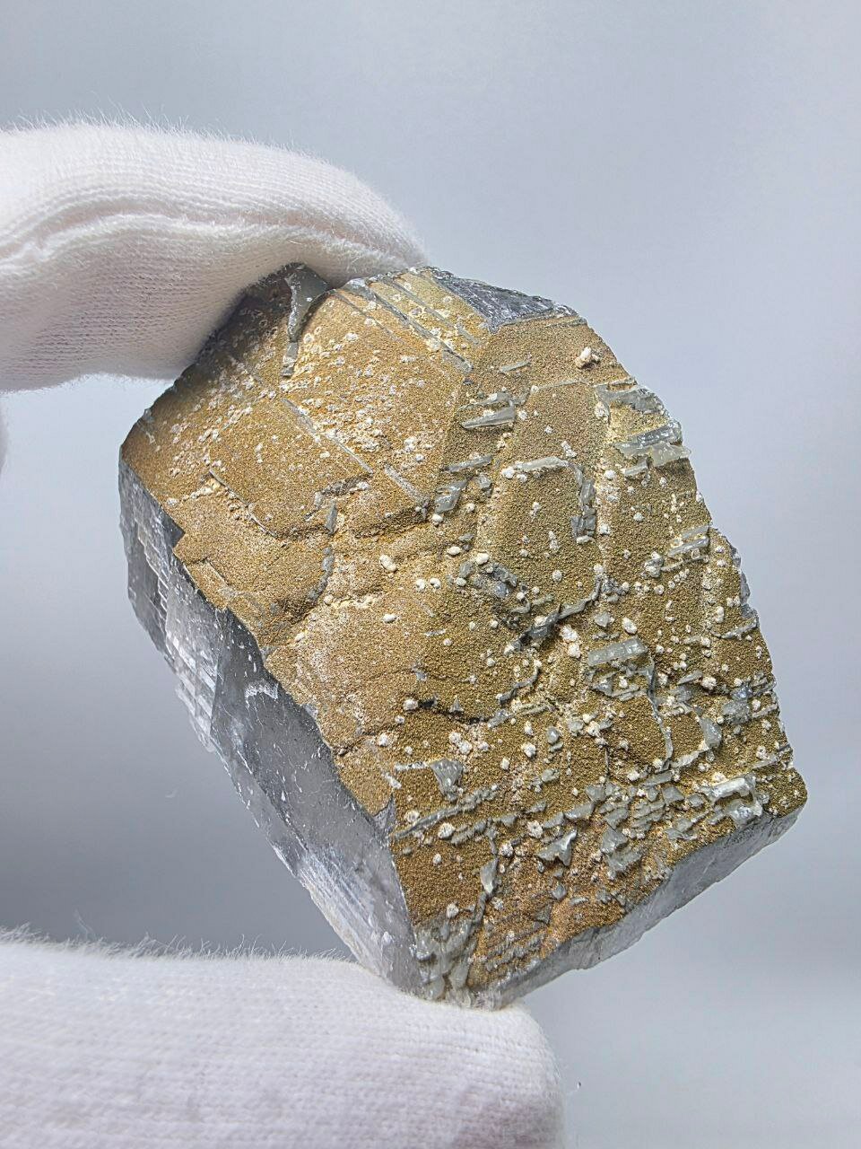 Кальцит с пиритом 63 мм, 85 г.