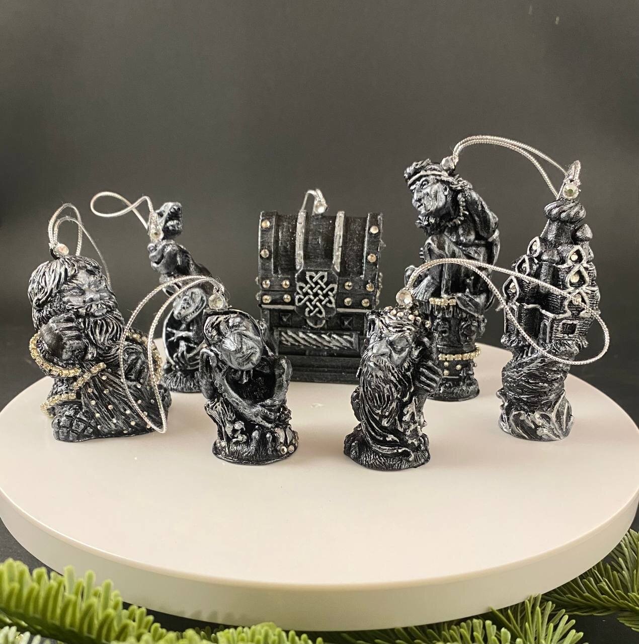 Набор новогодних игрушек Сказка Серия Готика, ручная работа, 7 шт, черно-серебряного цвета
