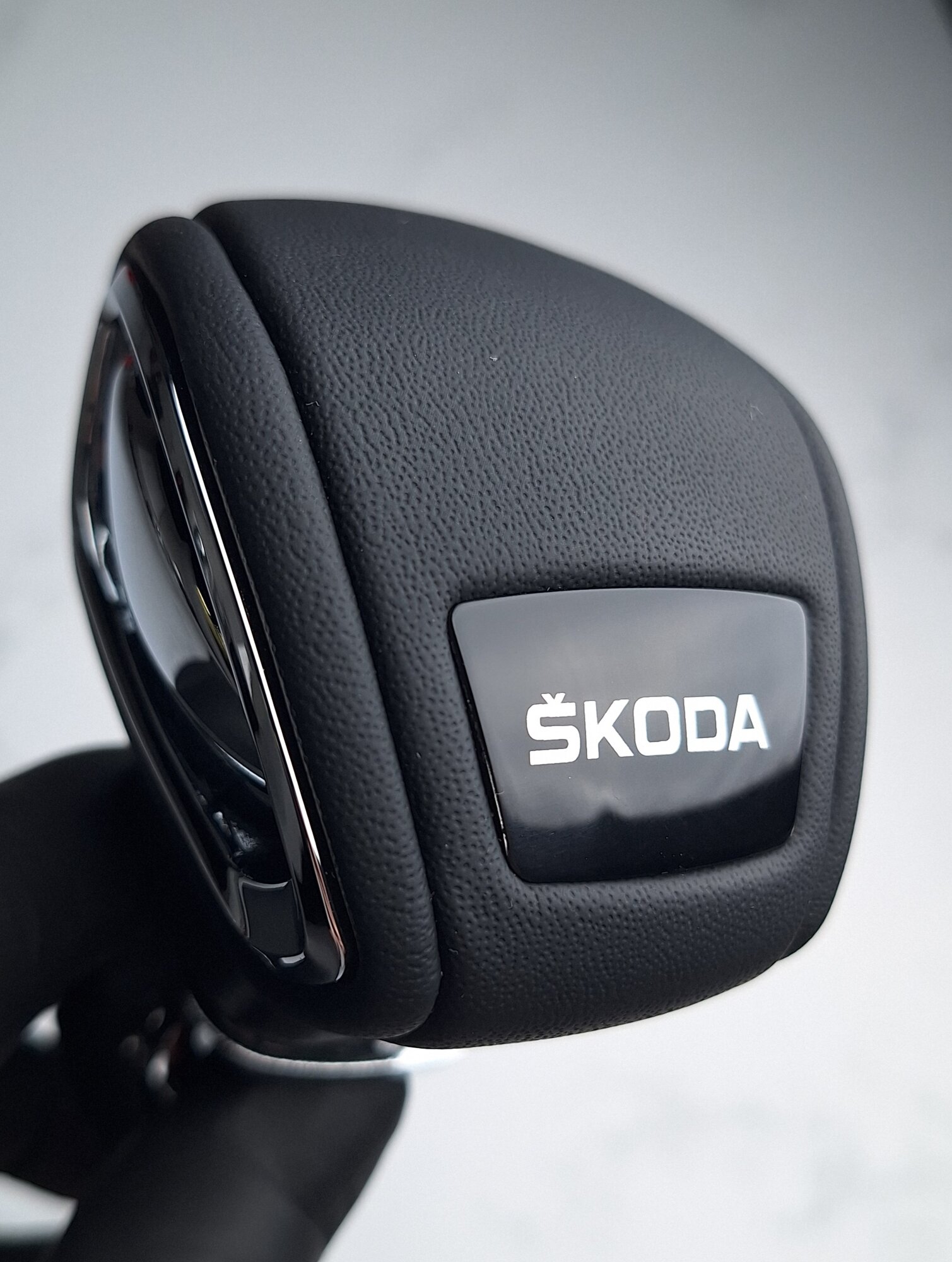 Ручка АКПП для Skoda Kodiaq Octavia A7 Superb Rapid. Логотип шкода