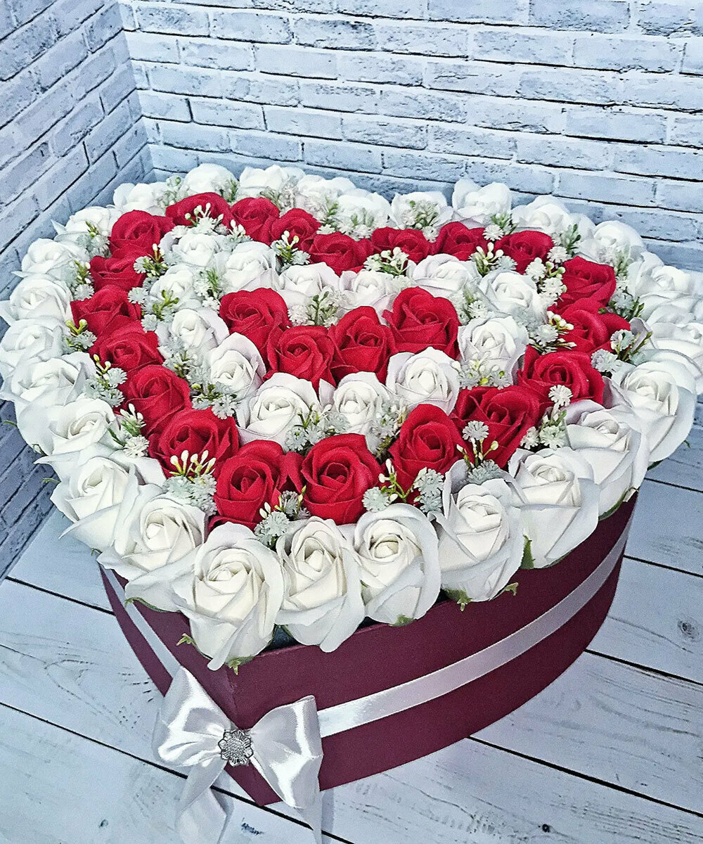 Роскошная подарочная композиция в коробке в форме сердца из мыльных красно-белых роз с бантом