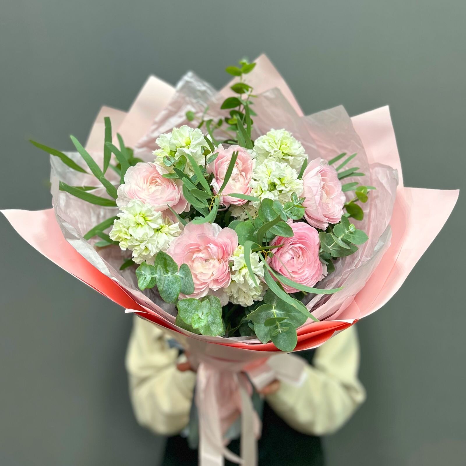 Микс из ранункулюсов и маттиолы