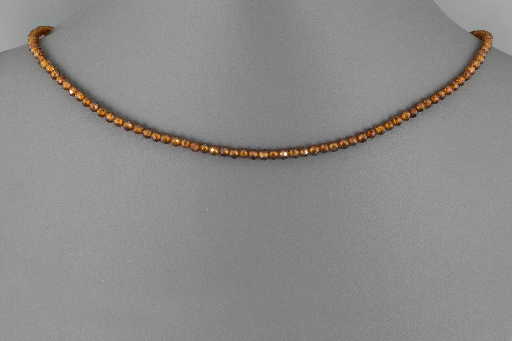 Бусы, гроссуляр, гранат