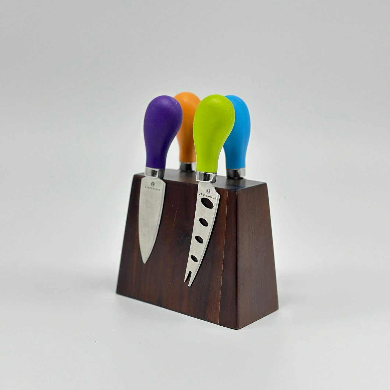 Набор ножей для разных видов сыра на магнитном держателе