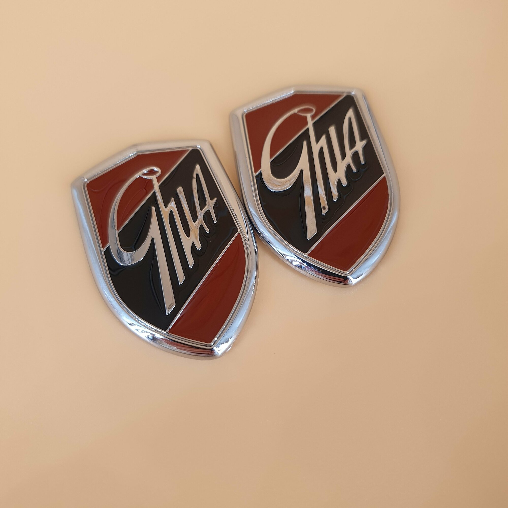 Шильдик Ghia алюминиевый самоклеющийся для Ford Focus Mondeo (значок, эмблема, логотип) 2 штуки премиум