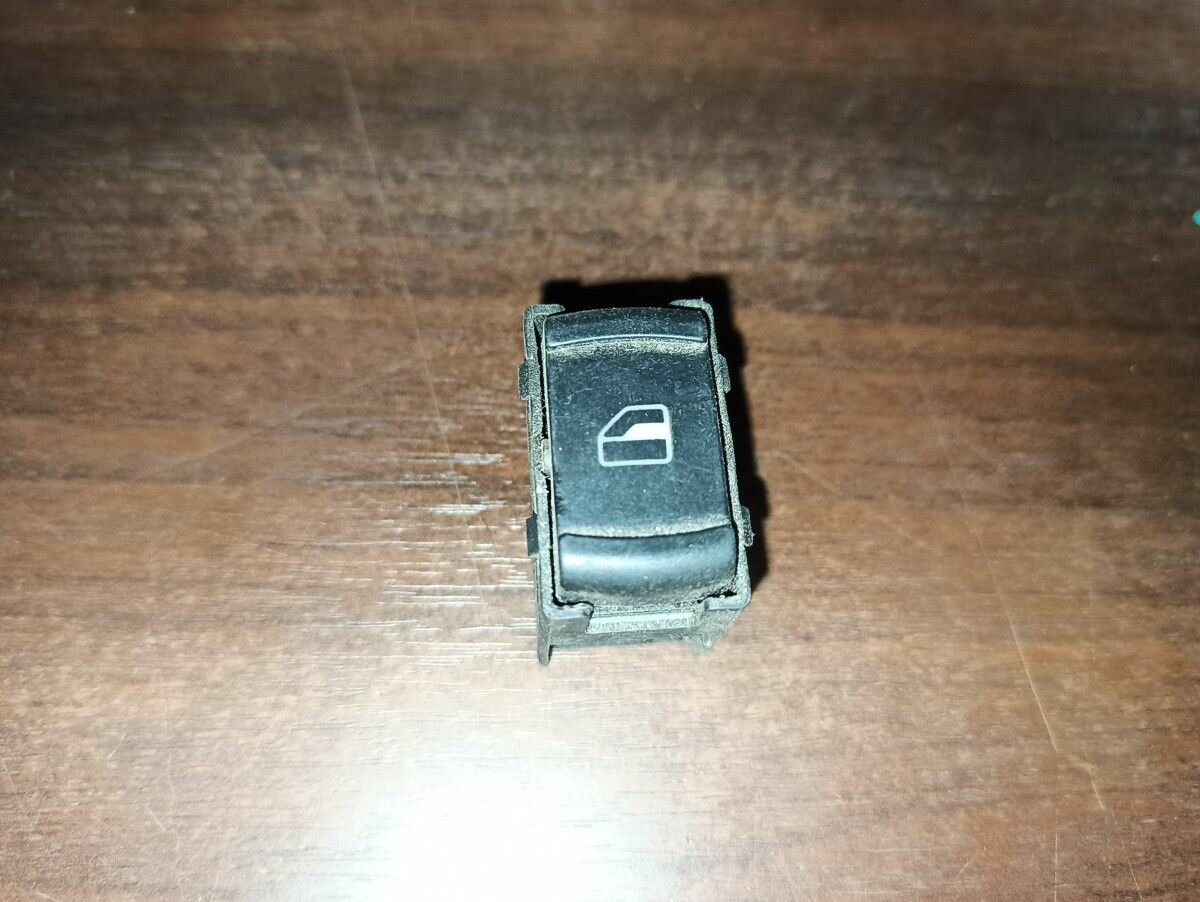 Кнопка стеклоподъемника Volkswagen Passat B5+