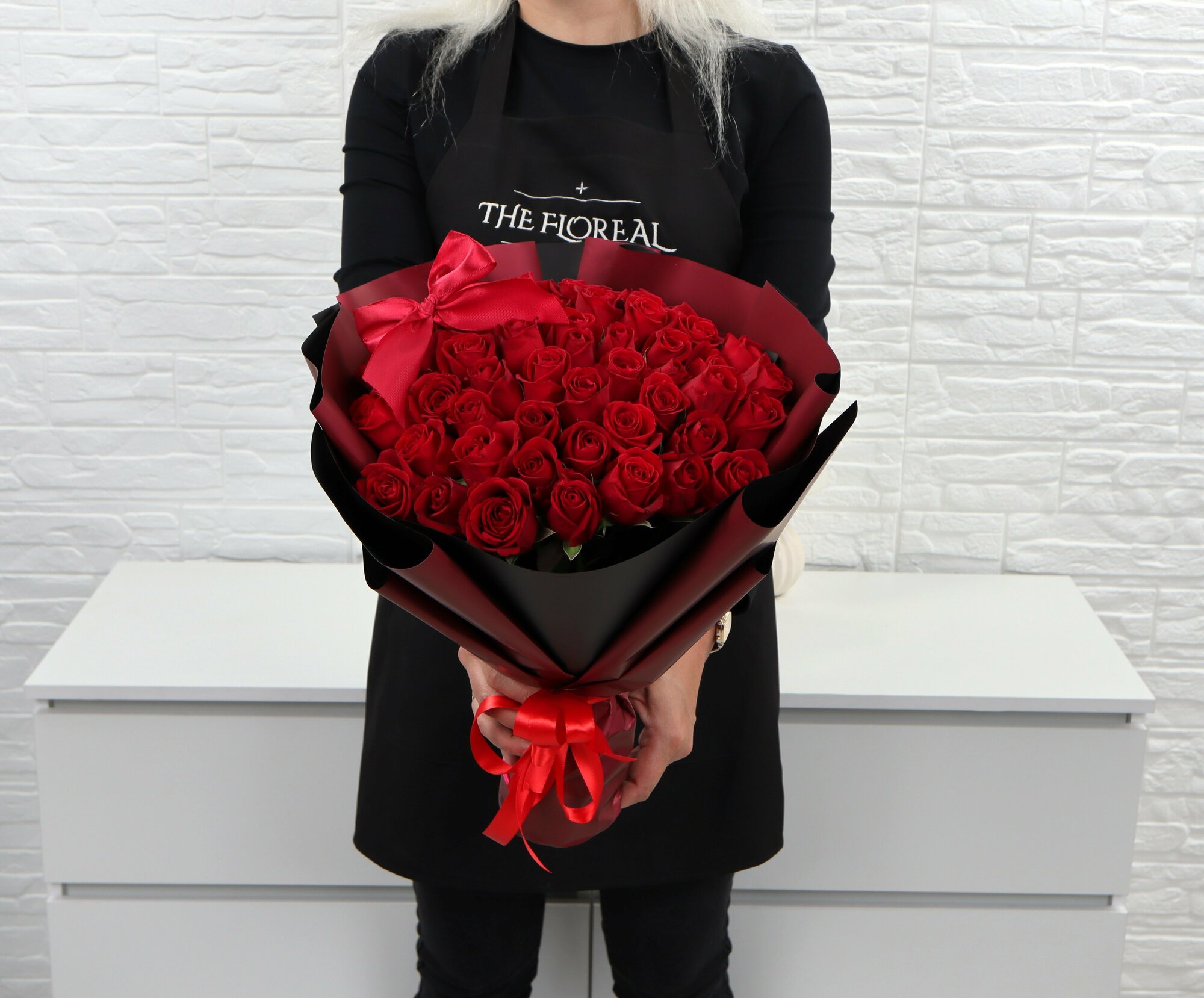 Монобукет THE FLOREAL красная роза 51 штука, высота 40 см, с бантом