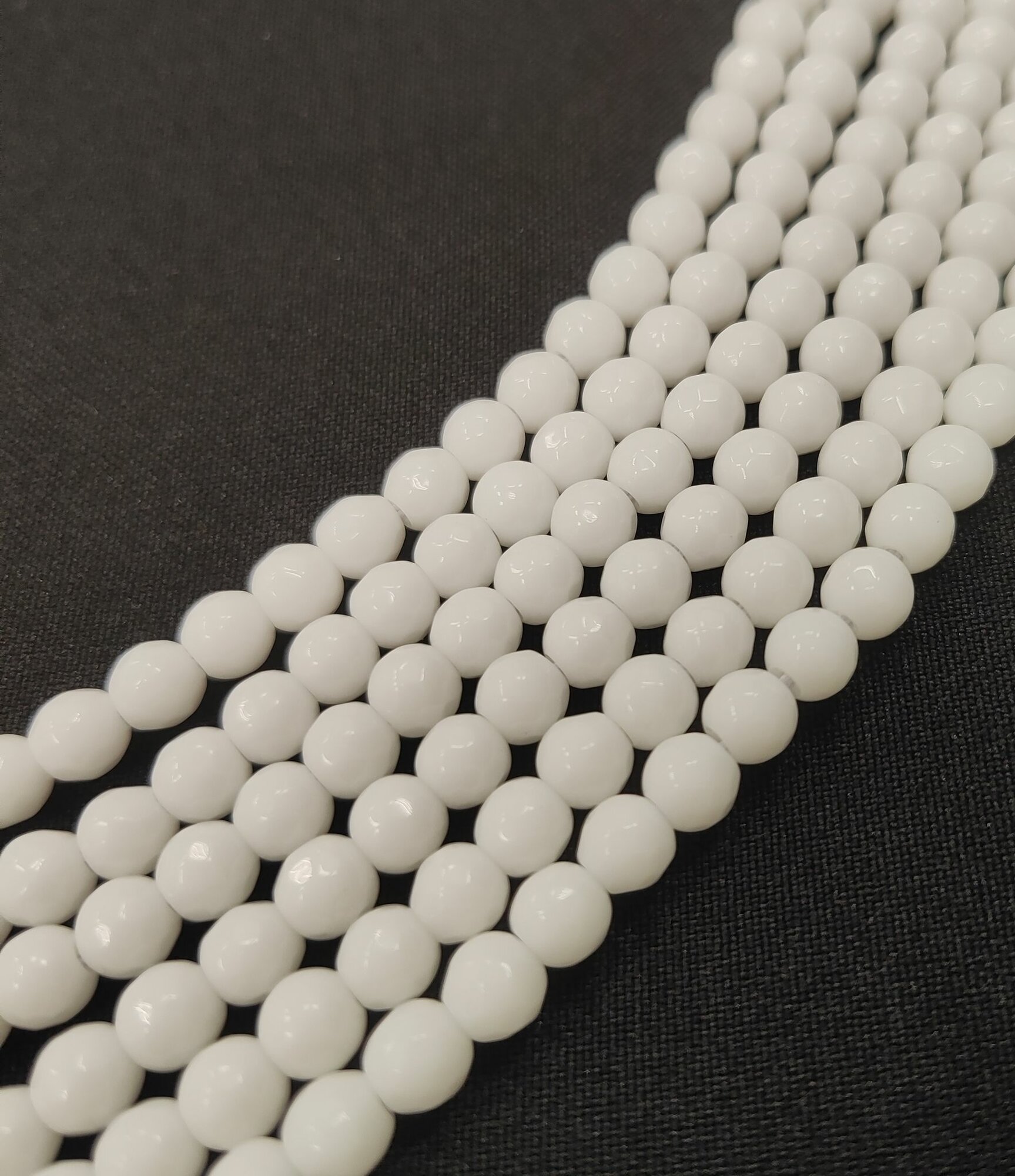 Бусины агат белый шар граненый 6 мм (нить 37 см), Suntrim