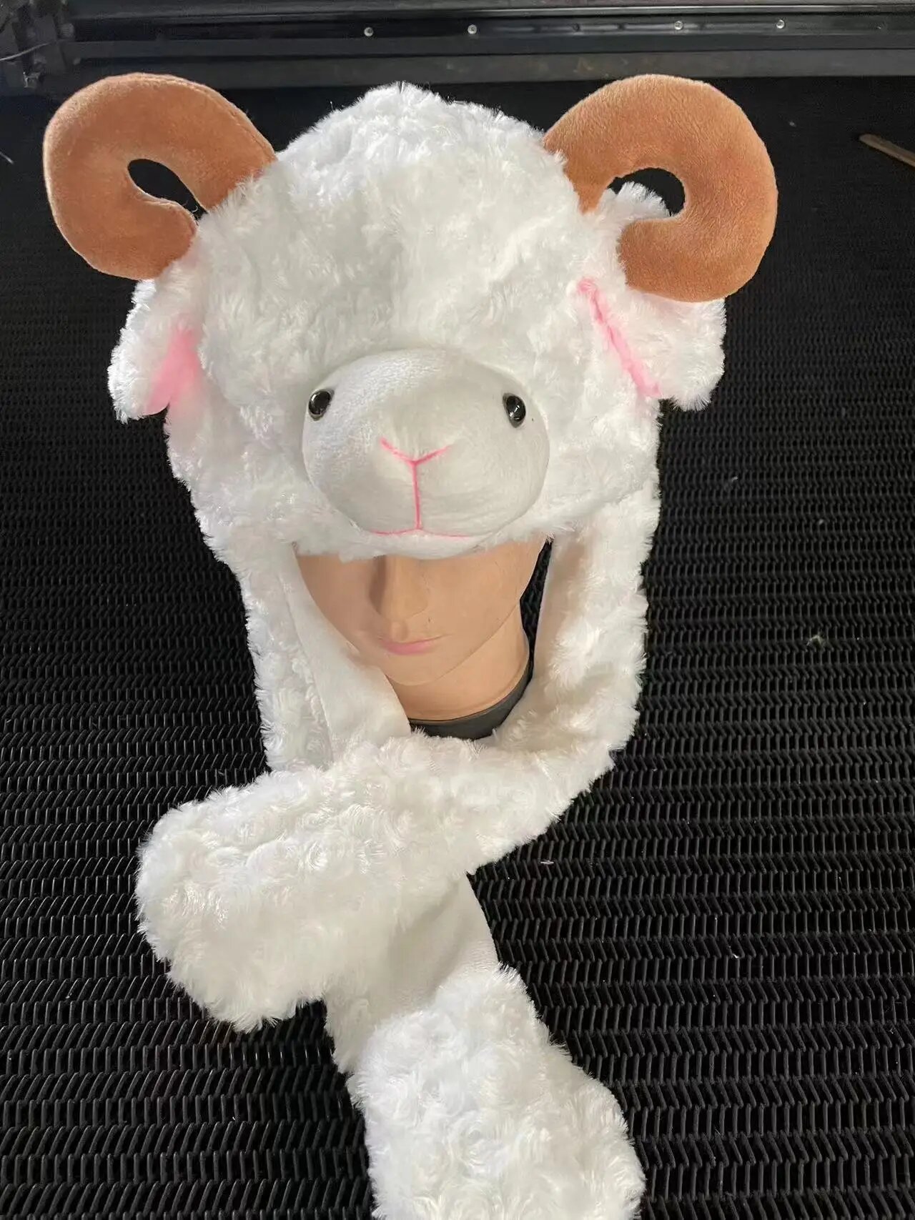 Плюшевая шапка-кролик с движущимися ушами Белый, Little sheep