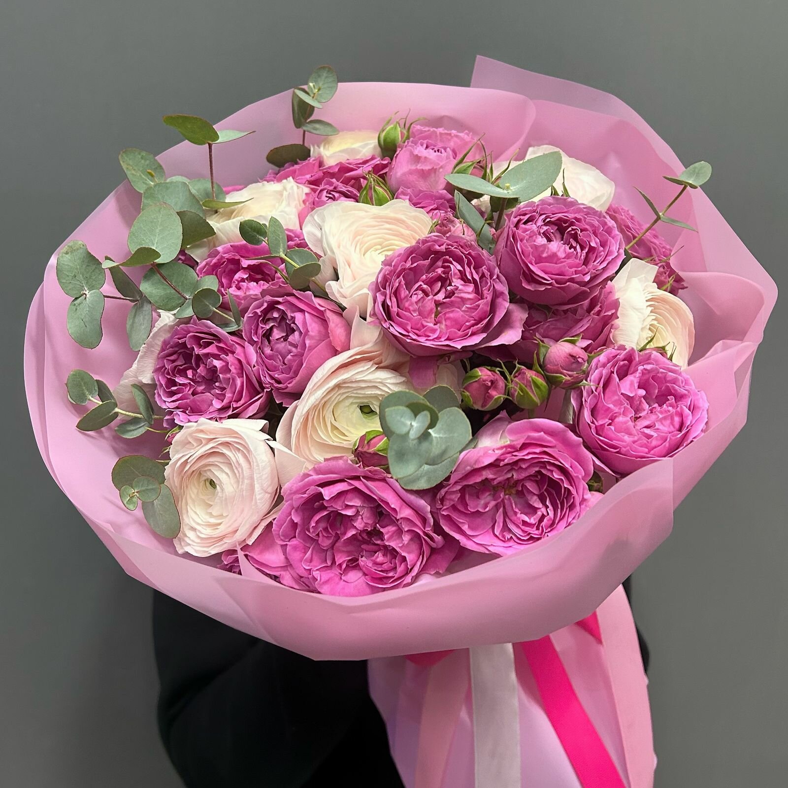 Микс из ранункулюсов и пионовидных роз Мисти Баблс