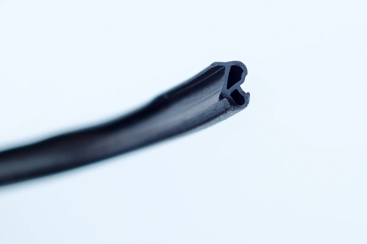 KOMFORT Москитные системы Уплотнитель KOMFORT для окон и дверей ПВХ 228 усиленный 14м, УП00605