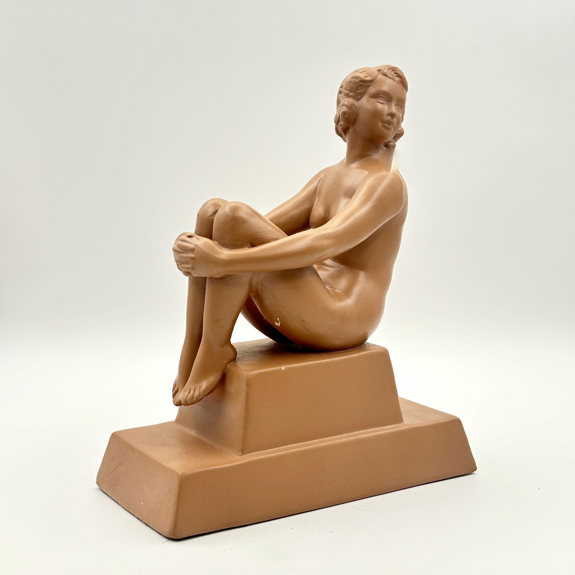 Скульптурная композиция "Обнаженная девушка эпохи ар-деко" на постаменте терракотового