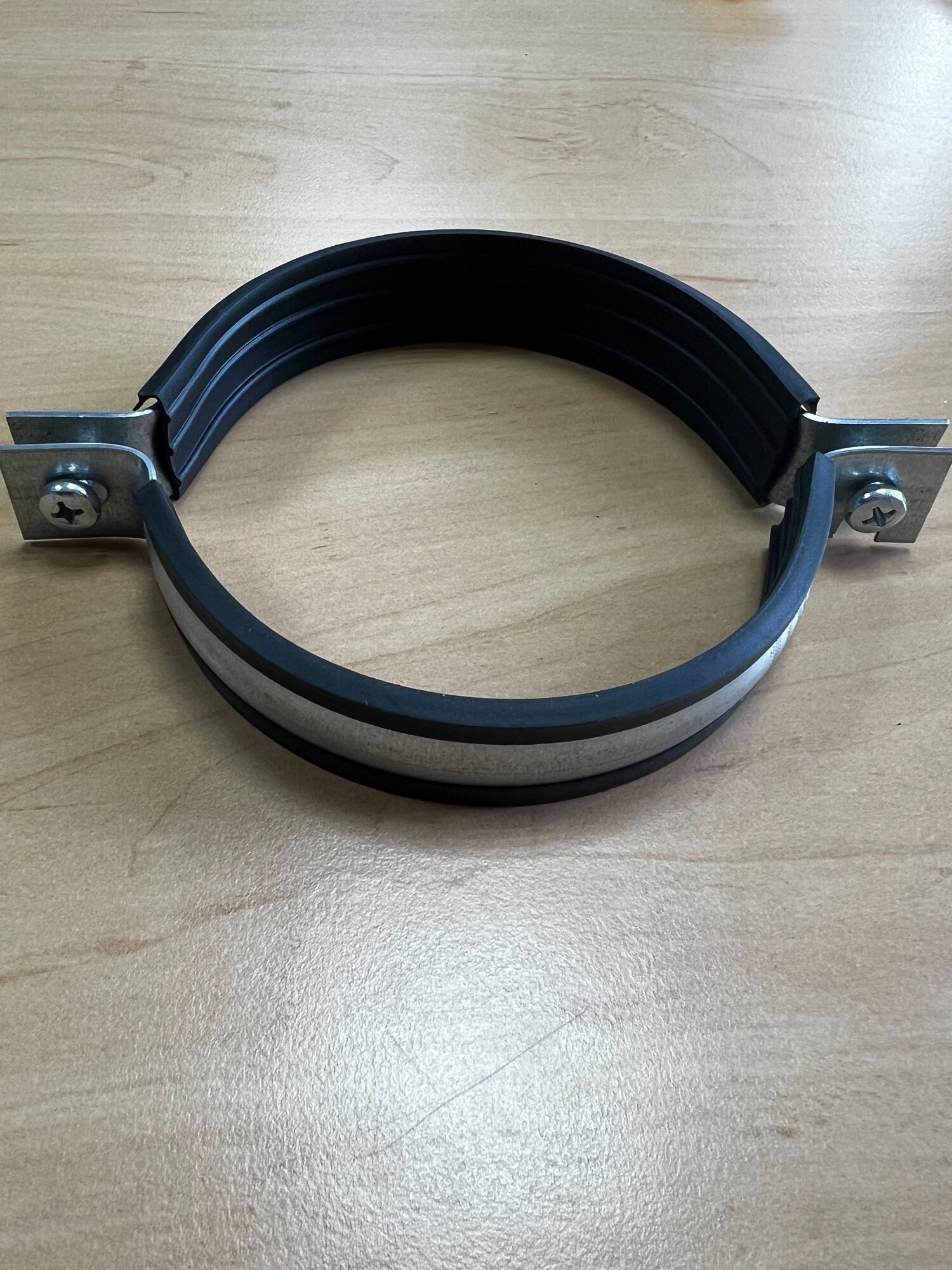 Хомут вентиляционный 100 мм на болтах М8 с центральным креплением, с резиновым уплотнением