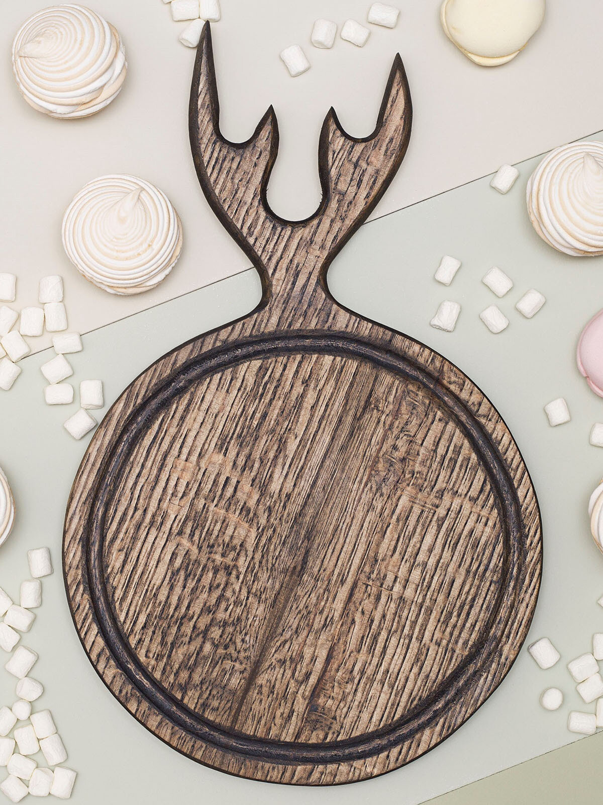 Круглая деревянная разделочная доска с рогами. Диаметр круга 25 см. Дерево - Дуб