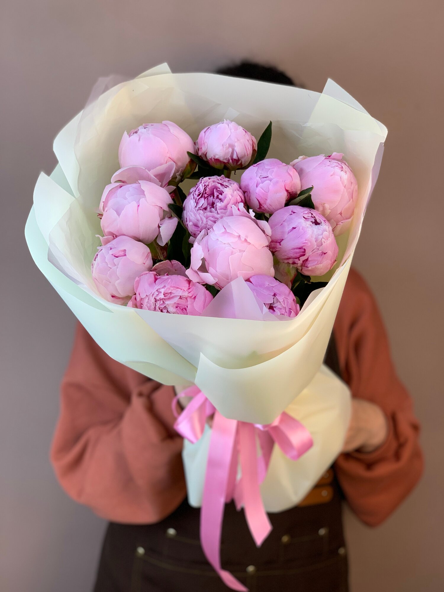 Букет из 11 розовых пионов роскошный букет премиум цветы