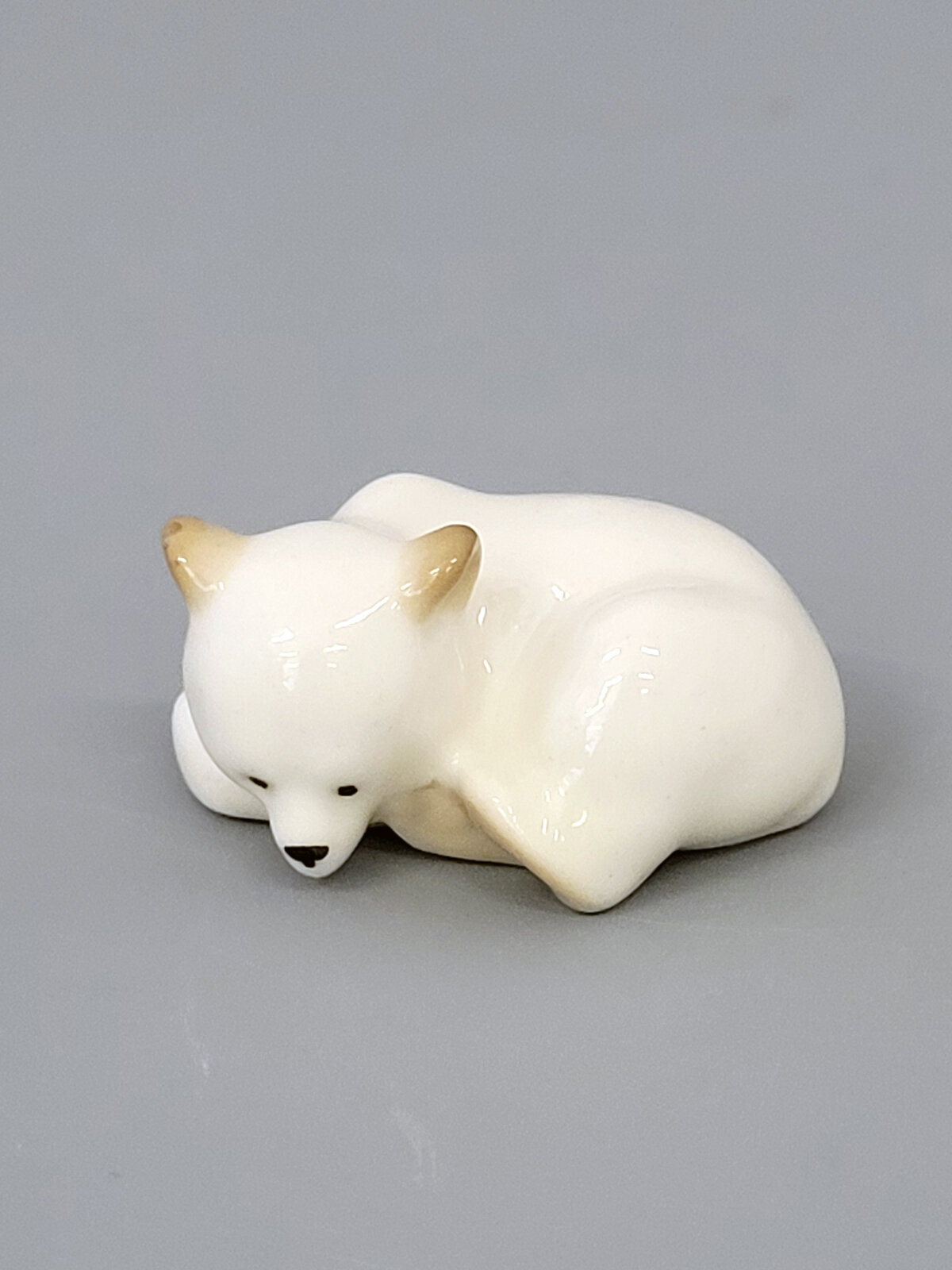 Миниатюрная фарфоровая статуэтка "Медвежонок", Императорский фарфоровый завод , 2,4см