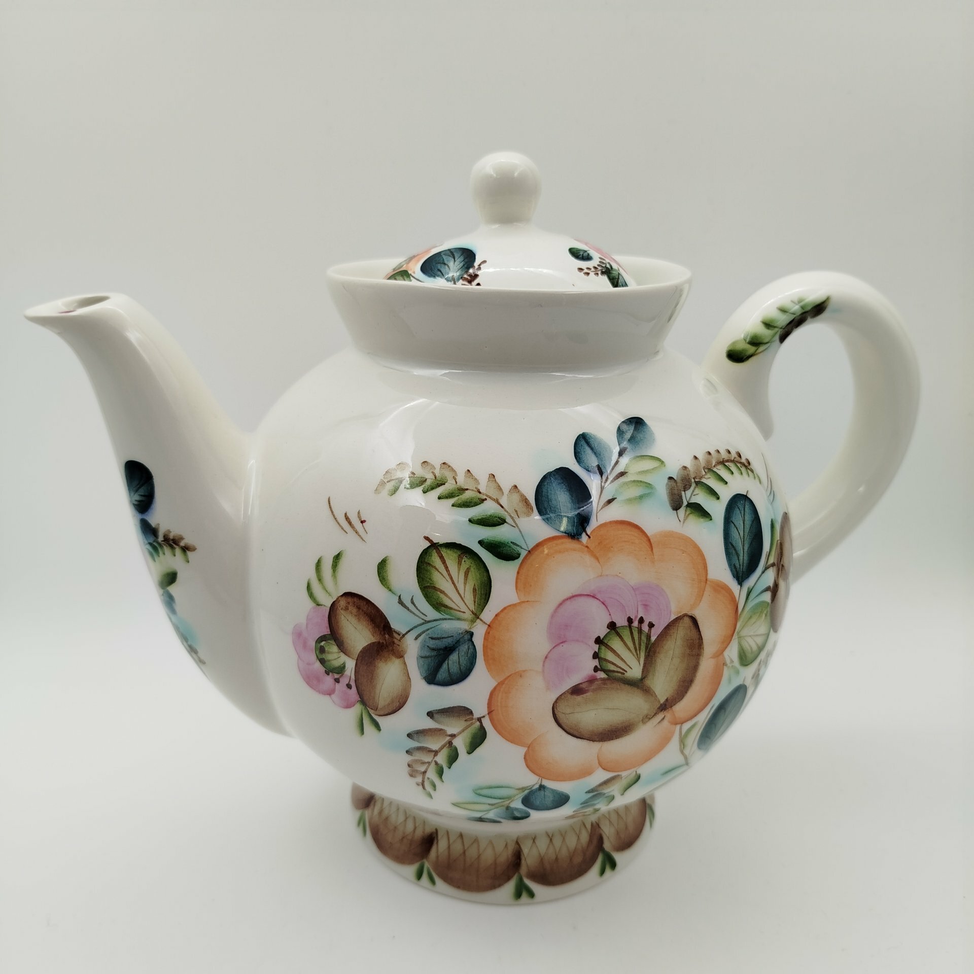 Доливной чайник, украшенный растительным декором, фаянс, роспись